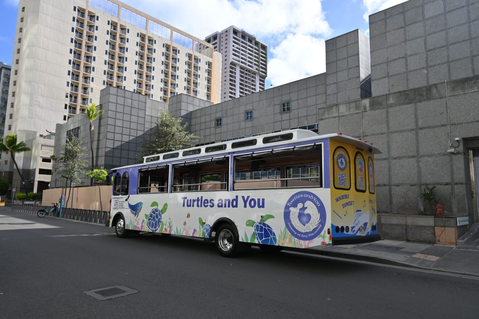 Trolley in Waikiki: The Turtle Trolley 🐢 - Dolphins And You